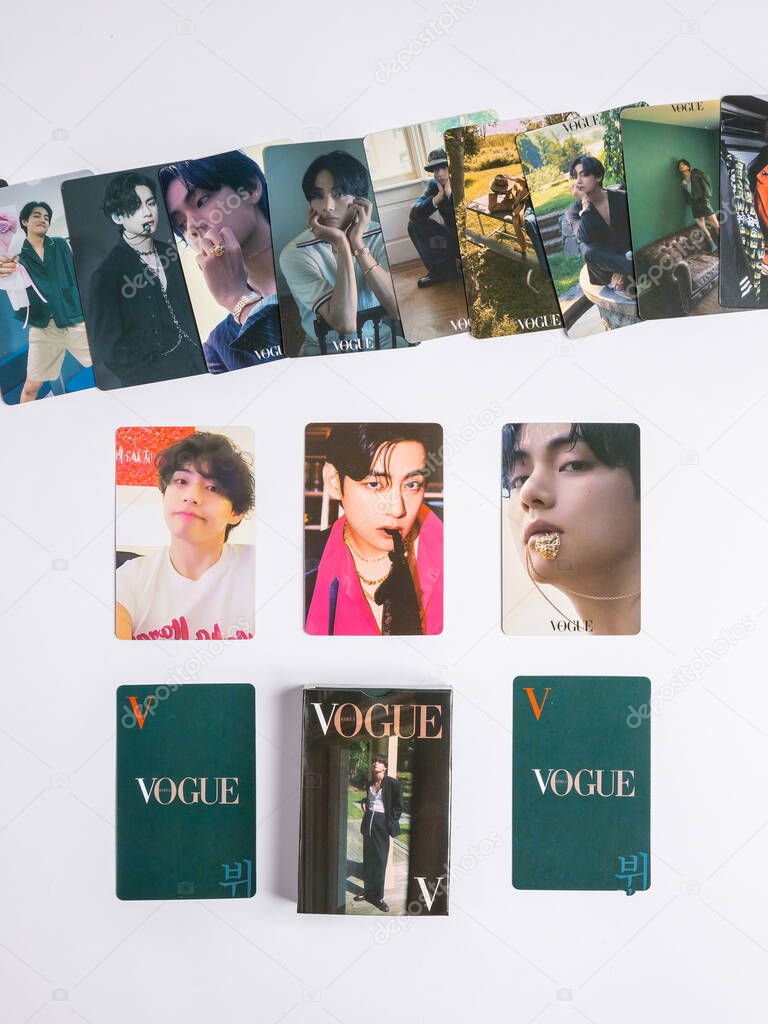 Novosibirsk, Rusia - 03 de abril de 2023: collage de fotos del legendario grupo BTS, productos k ...