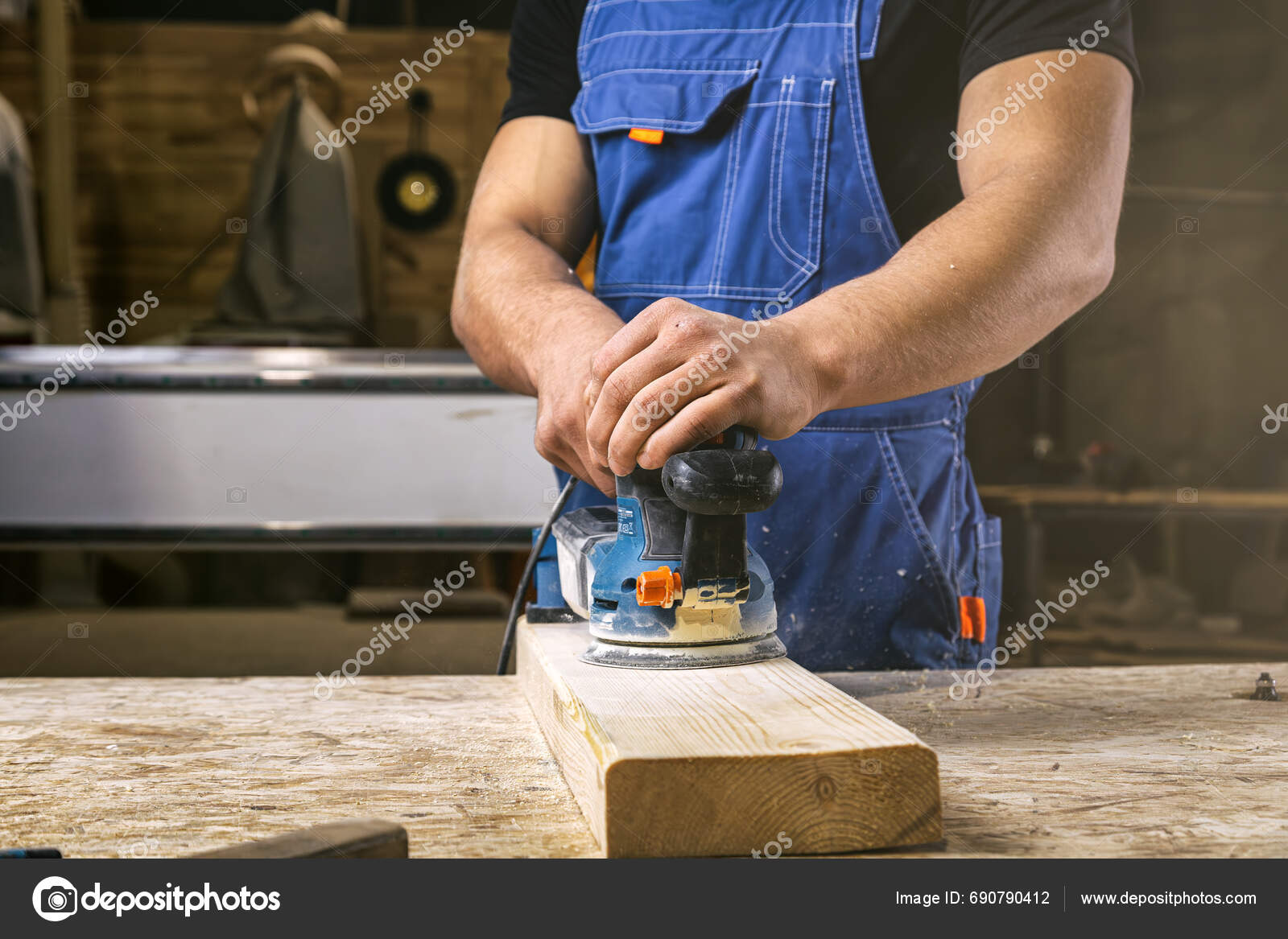 Carpintero Experimentado Ropa Trabajo Pequeño Propietario Oficina Que ...