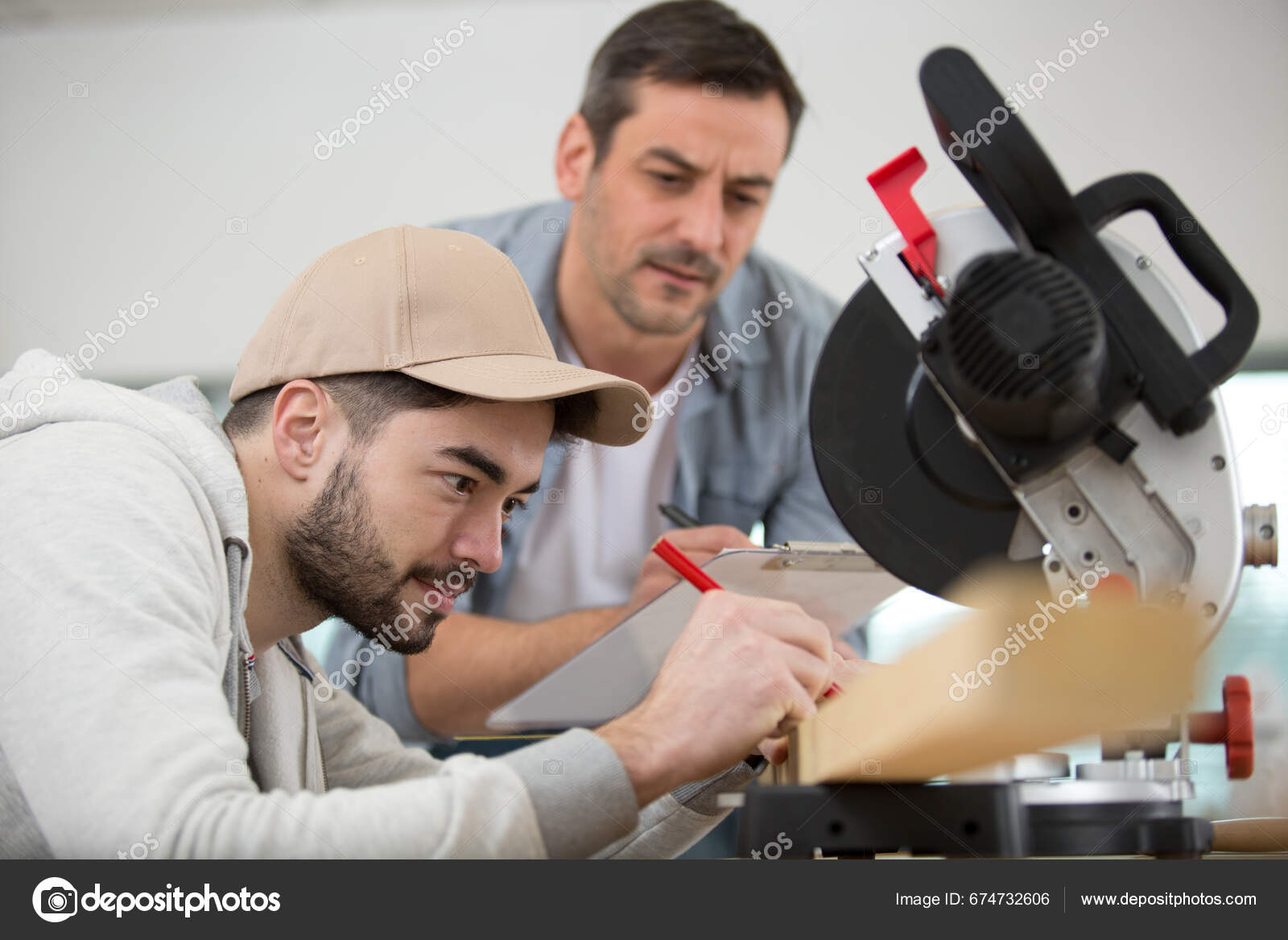 Supervisor Assessing Apprentice Using Circular Saw — Stock Photo ...