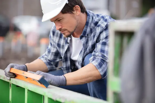 the installation wizard measures the foundation level - Stock Image ...