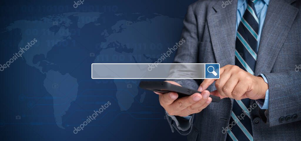Empresario que utiliza un tel fono inteligente para buscar informaci n en Internet, la b squeda ...