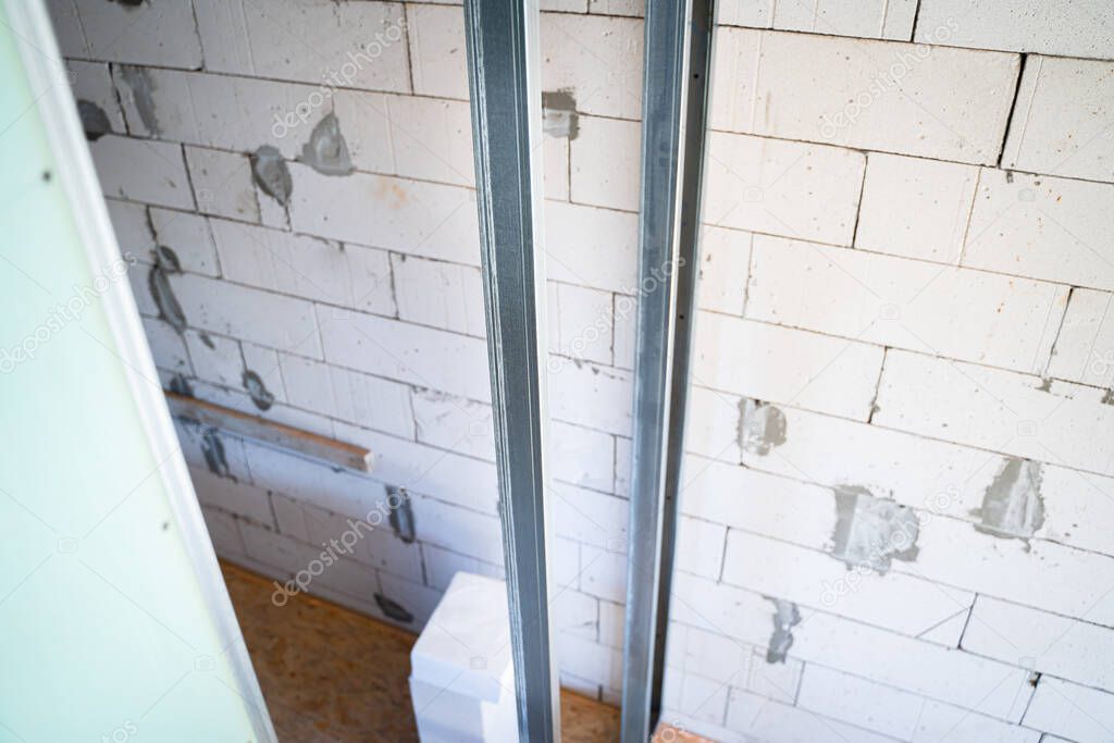 Marco construido bajo la partición interior de un perfil metálico ...