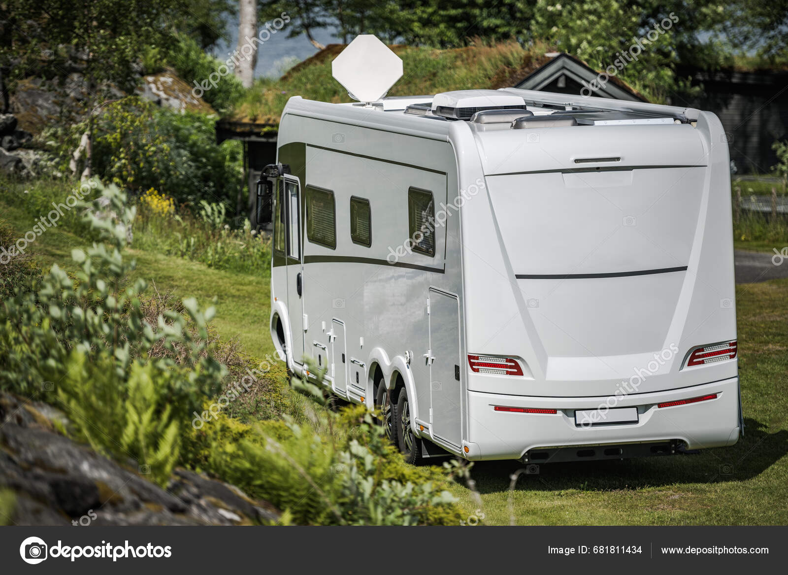 Modern Three Axle Full Size Full Integral Camper Van Satellite — Stock ...