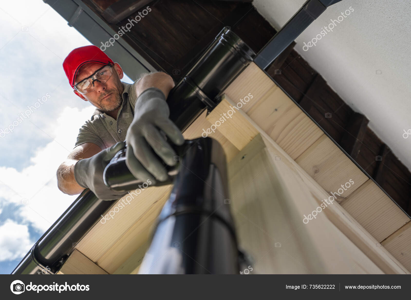 Trabajador Para Techo Limpiando Meticulosamente Las Canaletas Vestido ...