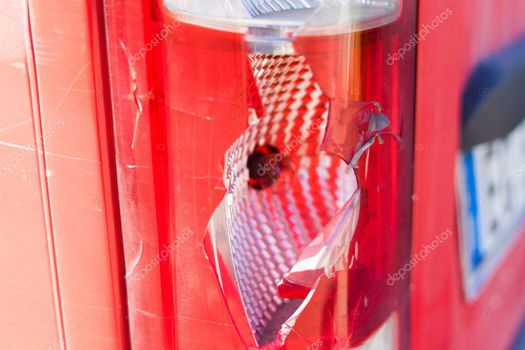 Faro del viejo coche abandonado. Un viejo faro roto. deterioro de la ...