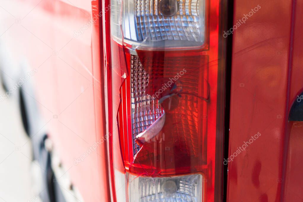 Faro del viejo coche abandonado. Un viejo faro roto. deterioro de la ...