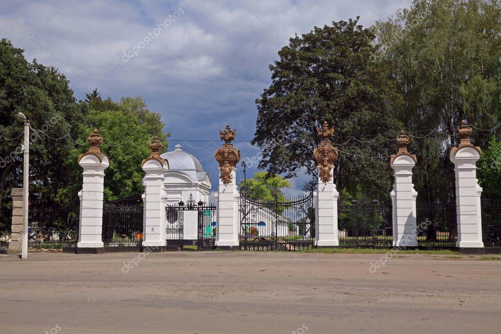 Los restos del complejo del palacio y los edificios del palacio de la Sangushki / Potskyi y el ...