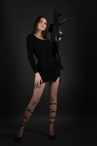 Beautiful woman with gun fotos de stock, imágenes de Beautiful woman ...