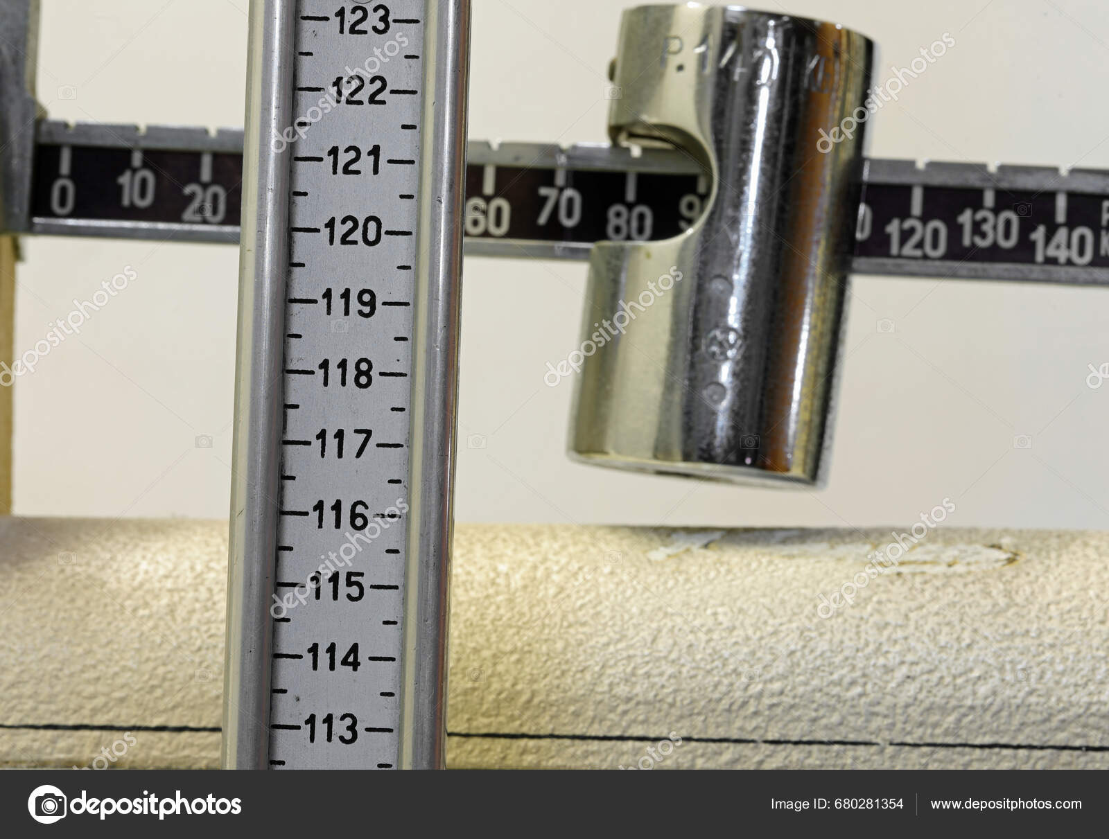 Números Peso Altura Los Pacientes Durante Examen Médico Una Escala ...