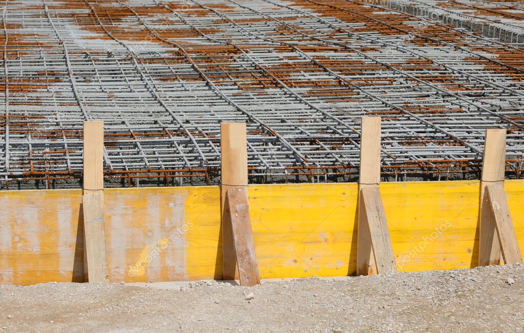 vertido de hormig n armado para la construcci n de los cimientos de un edificio en una obra sin ...