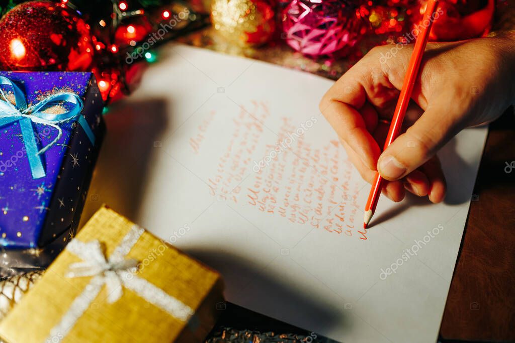 escritura humana de la mano del tiempo de Navidad irreconocible con el ...