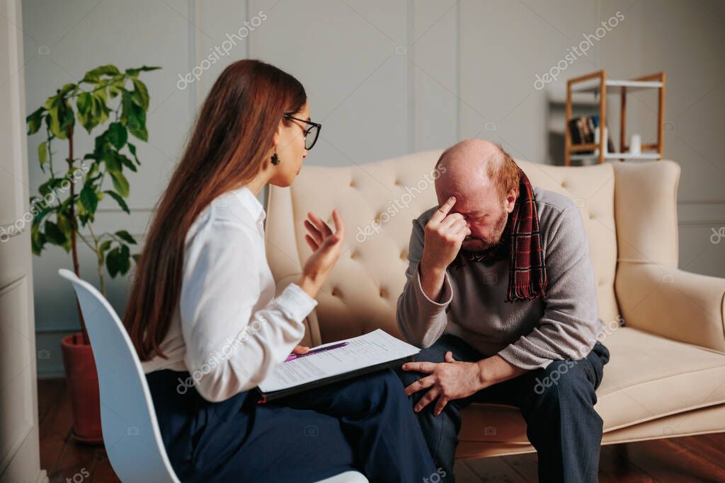 Psicología, depresión, gente. hombres consultando con psicólogo, mujer en ropa formal visitando ...