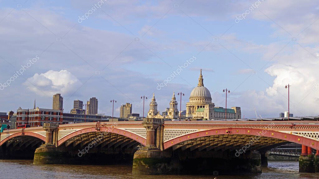 Blackfriars Bridge es un puente de carretera y peatonal sobre el río ...