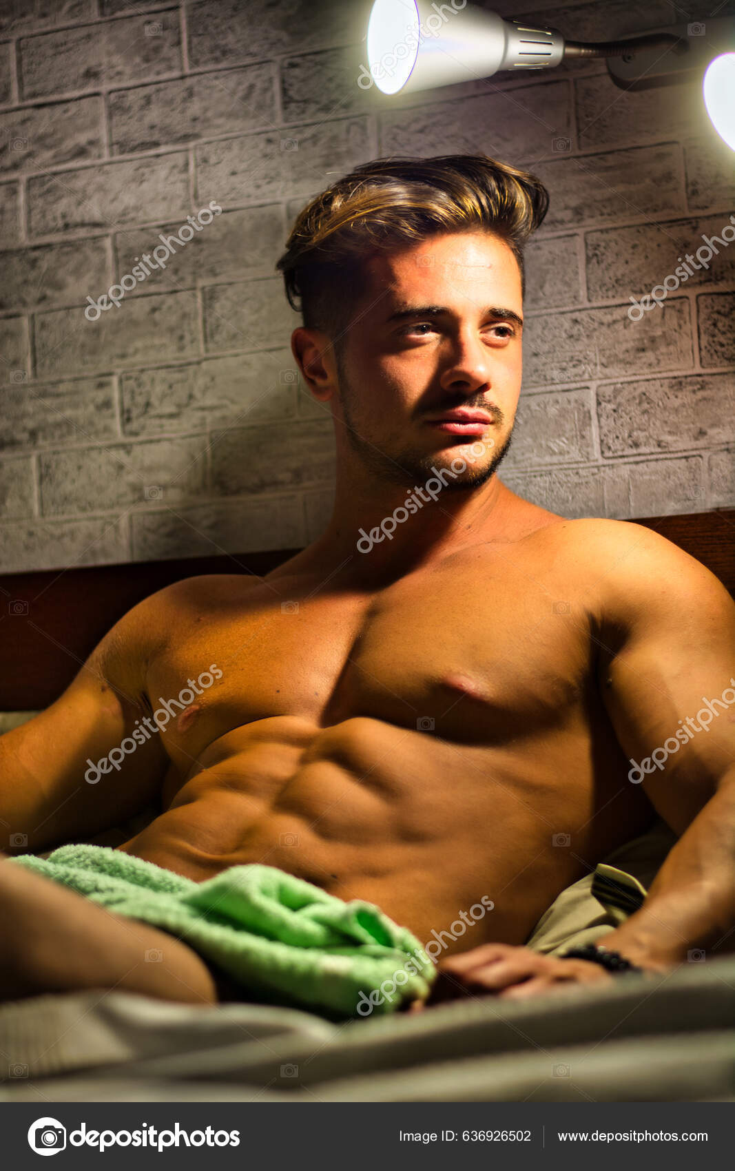 Modèle Masculin Sexy Torse Couché Seul Sur Son Lit Dans image libre de ...