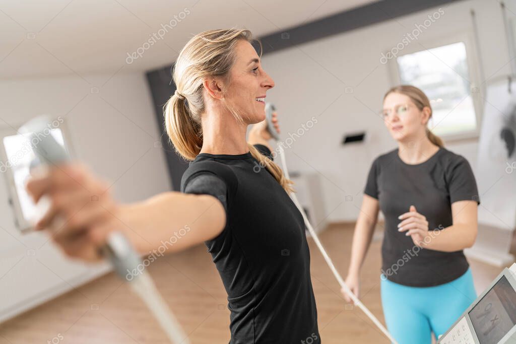 cliente femenino sonriente que sostiene el análisis de la escala del ...
