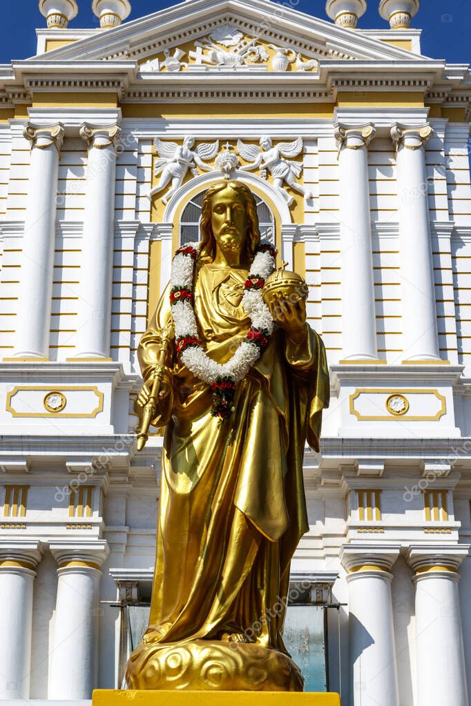 Estatua de Jesús de oro frente a la Catedral de la Inmaculada ...