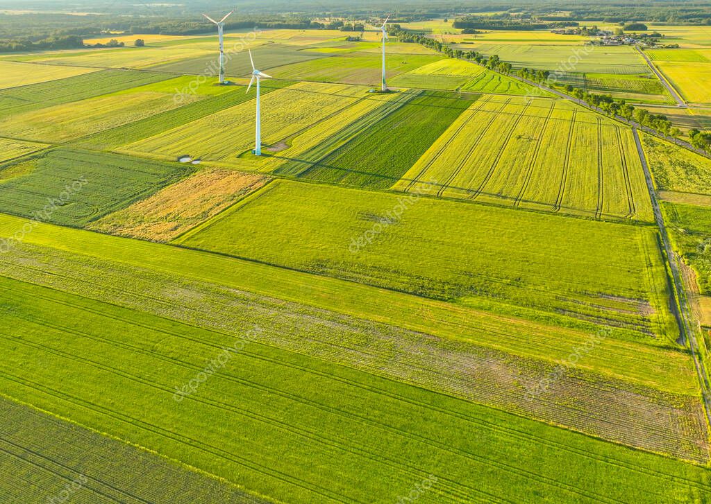 Vista aérea de drones de turbinas eólicas, parte de un parque eólico ...