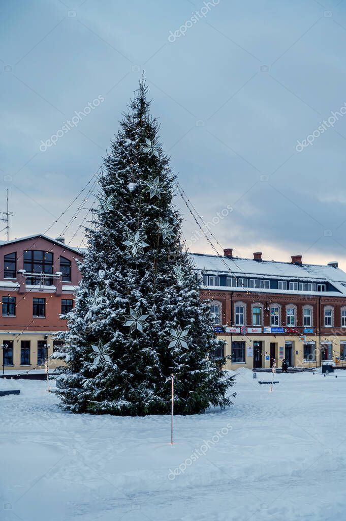 Dobele, Letonia - 13 de diciembre de 2022: Un árbol de Navidad decorado ...