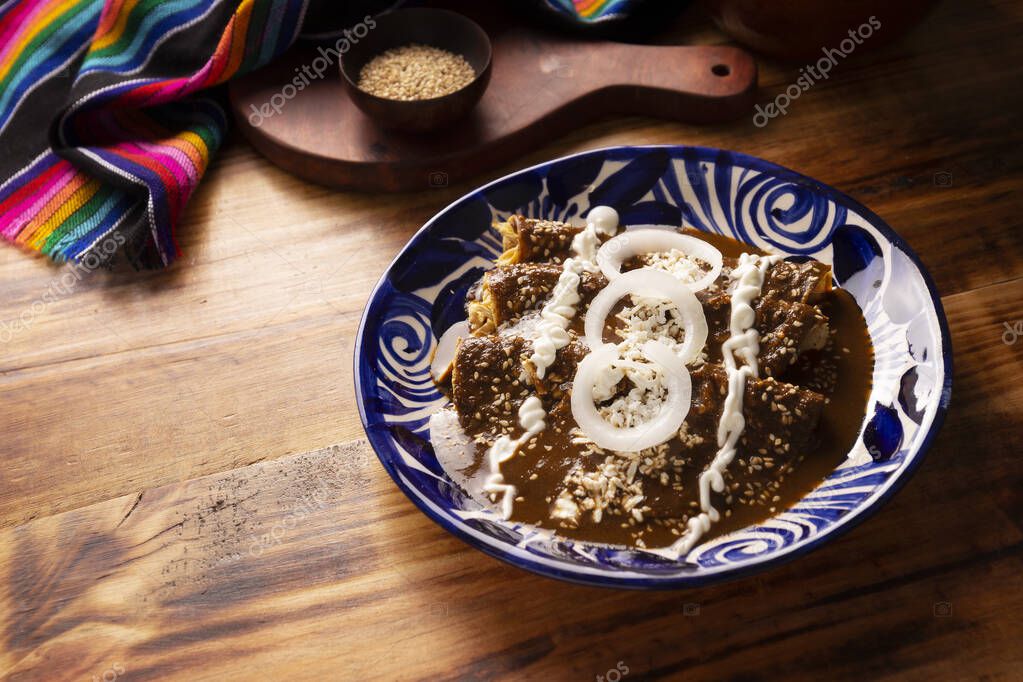 Enmoladas de pollo. También conocidas como enchiladas mole poblano, son ...