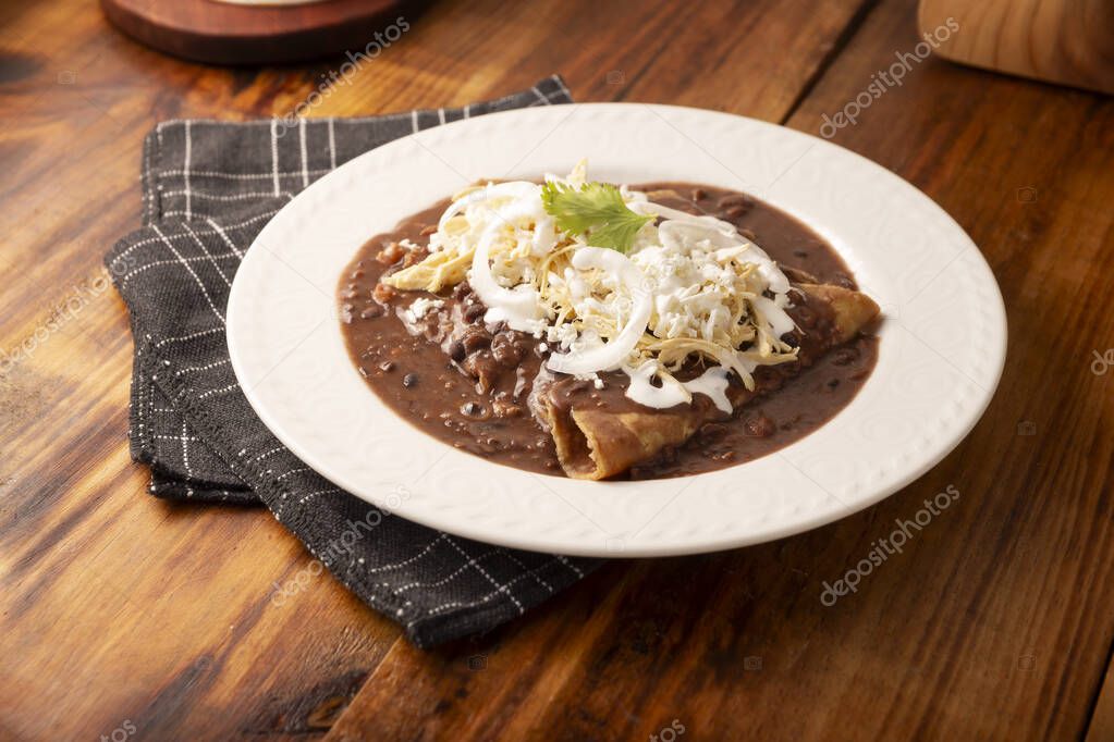 Enfrijoladas. Tortillas de maíz sumergidas en salsa de frijoles ...