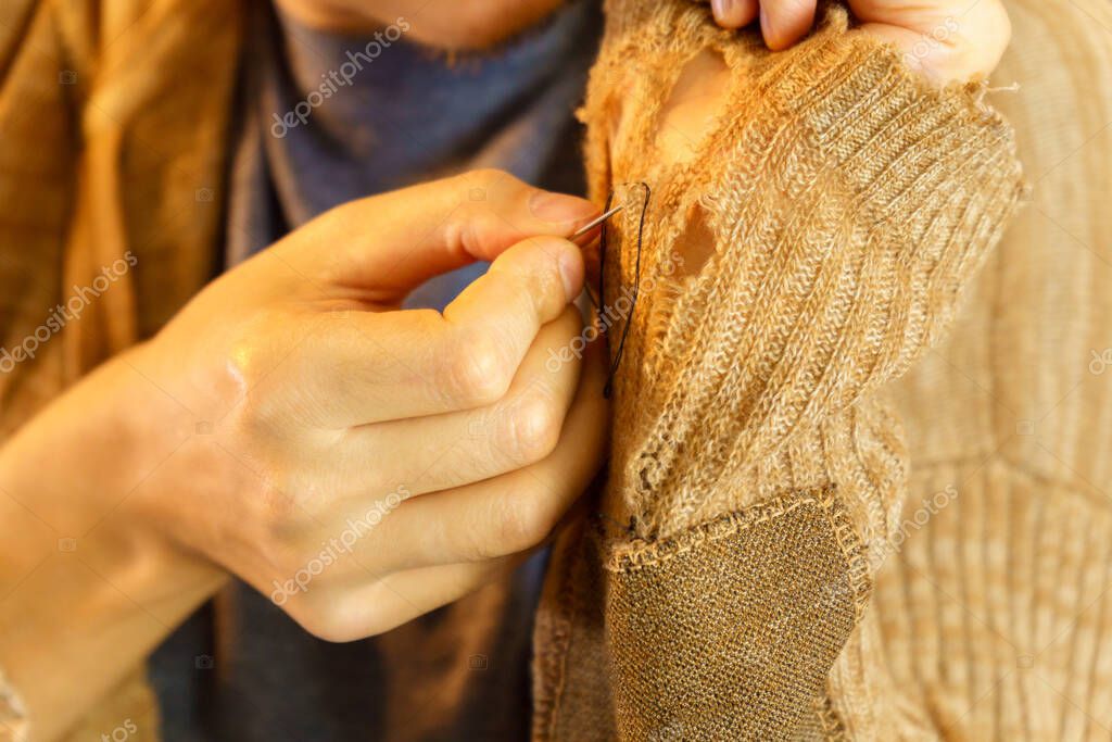 Arreglar ropa. Concepto de reparación y reparación de la ropa. Moda ...