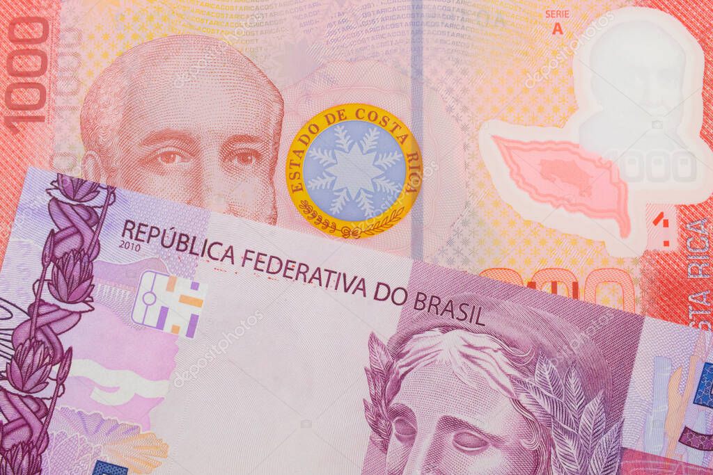 Una imagen macro de un billete de cinco reales rosa y púrpura de Brasil ...