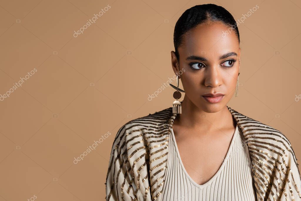 Elegante modelo afroamericano en chal mirando hacia otro lado aislado ...