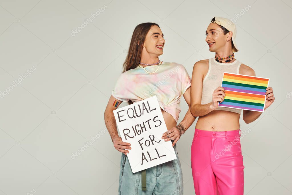 personas lgbt positivas y tatuadas que sostienen la imagen de la ...