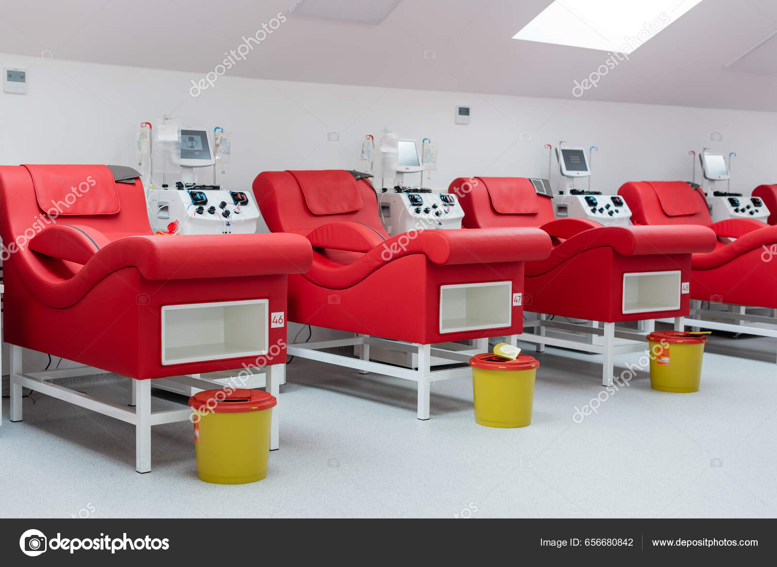 Row Modern Comfortable Medical Chairs Transfusion Machines Touchscreens ...