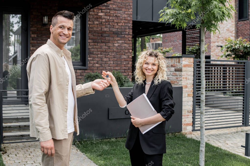 corredor de bienes raíces rubia celebración de la carpeta y dar la ...