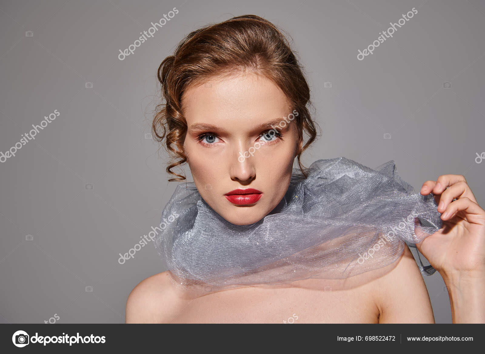 Una Mujer Joven Exuda Belleza Clásica Ambiente Estudio Con Una — Foto de stock #698522472 ...