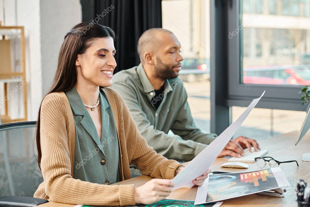 Un hombre y una mujer están trabajando juntos en un proyecto en una ...