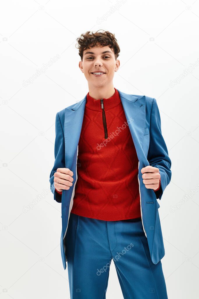 Hombre guapo posa alegremente, mostrando colores audaces y estilo ...