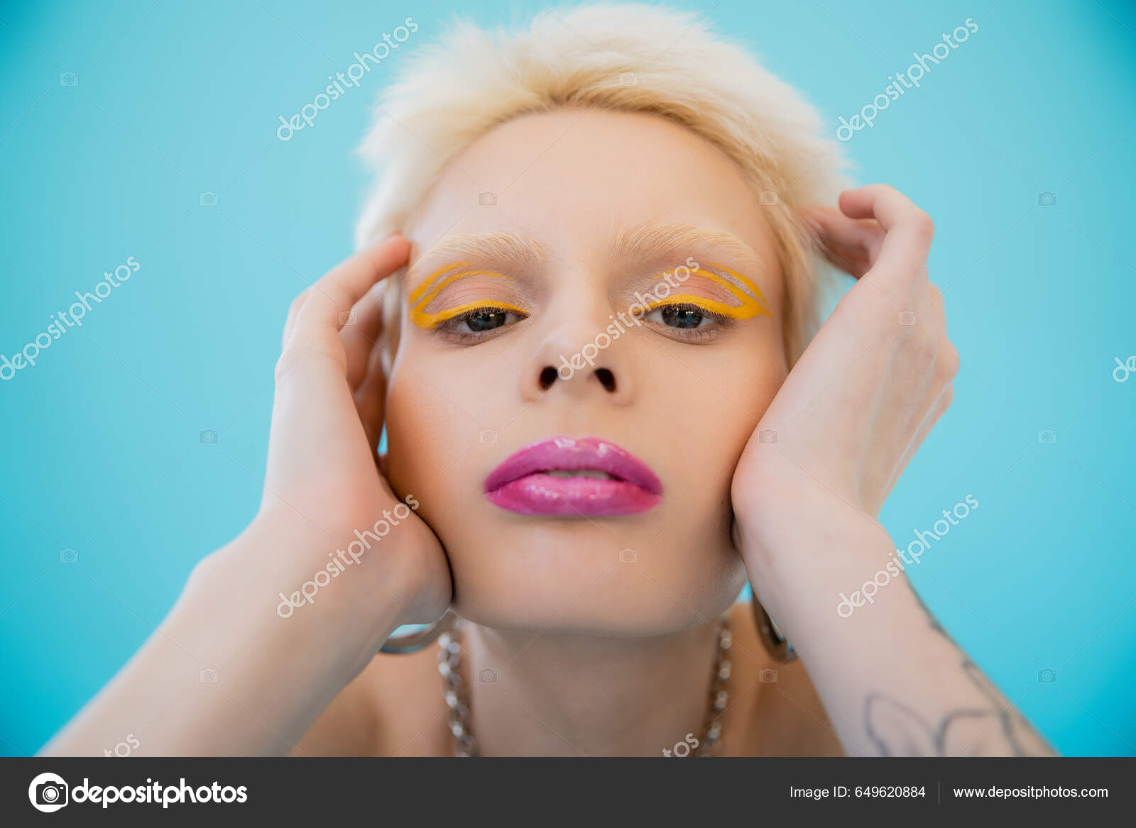 Modelo Albino Modelo Albino Loira Com Maquiagem Brilhante Olhando Para