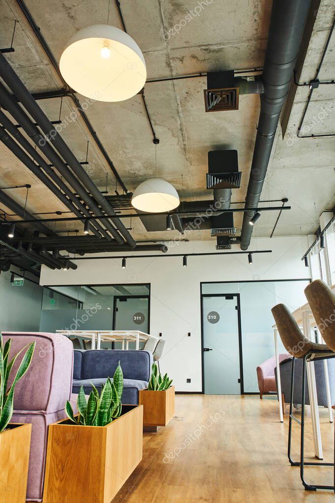 área de espera en moderna oficina de coworking, sofá suave y cómodo ...