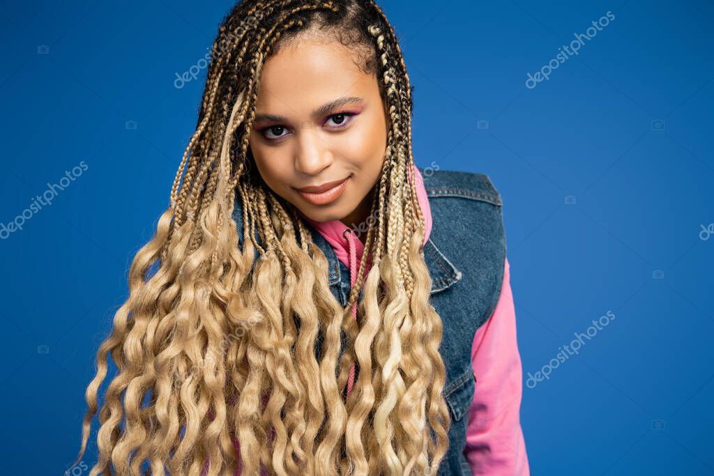 encantadora mujer afroamericana con rastas y pelo largo mirando a la ...