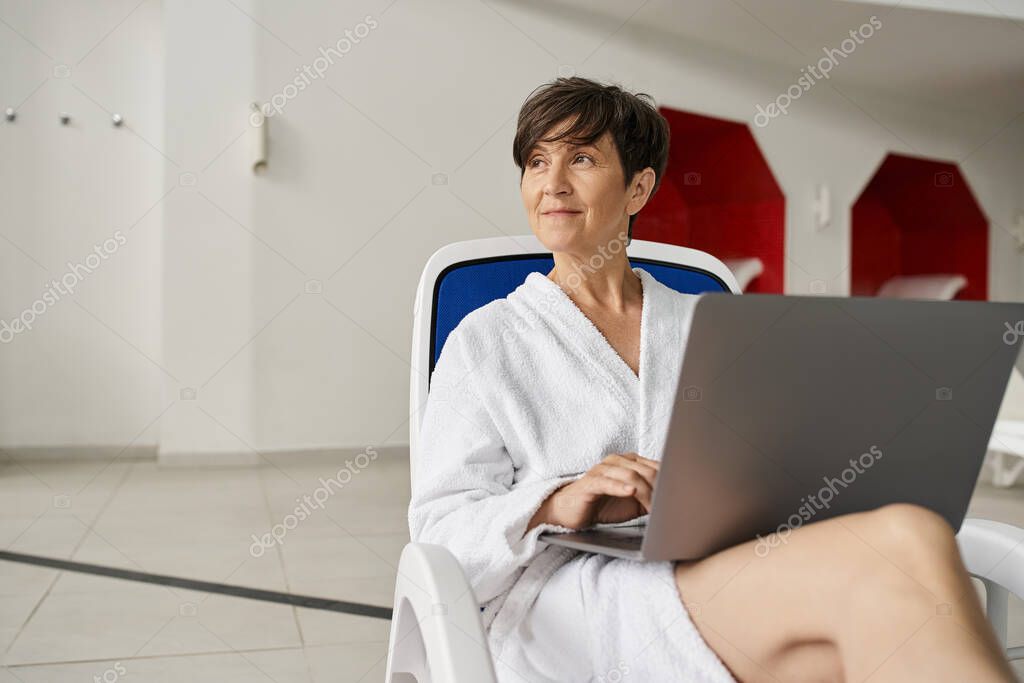 trabajo remoto, mujer de mediana edad utilizando el ordenador portátil ...