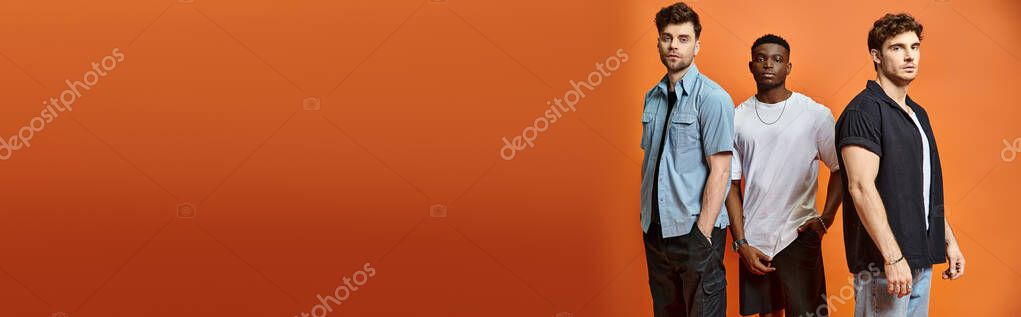 hombres diversos de buen aspecto en trajes urbanos de moda mirando ...