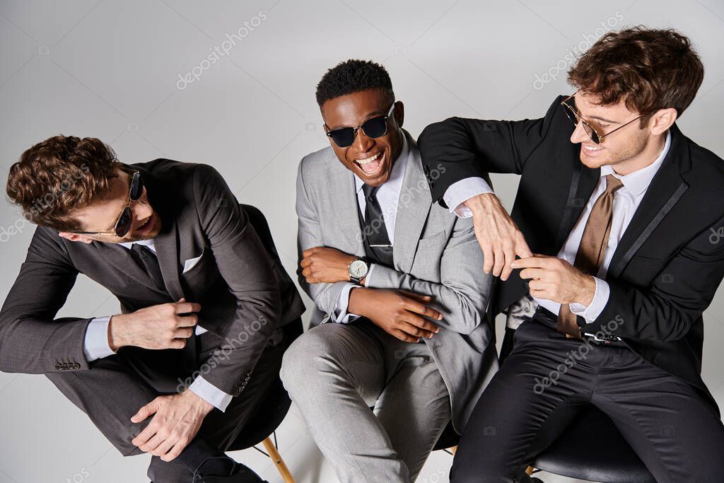 felices jóvenes hombres multiculturales en trajes inteligentes de ...