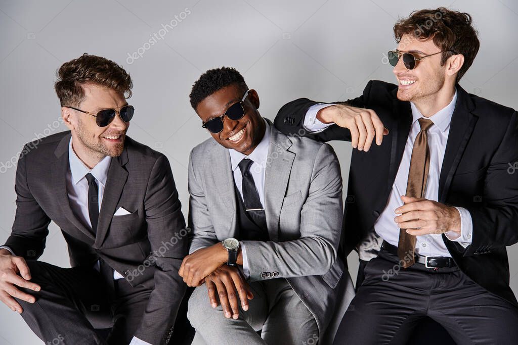 alegres hombres multiculturales atractivos en trajes inteligentes de ...
