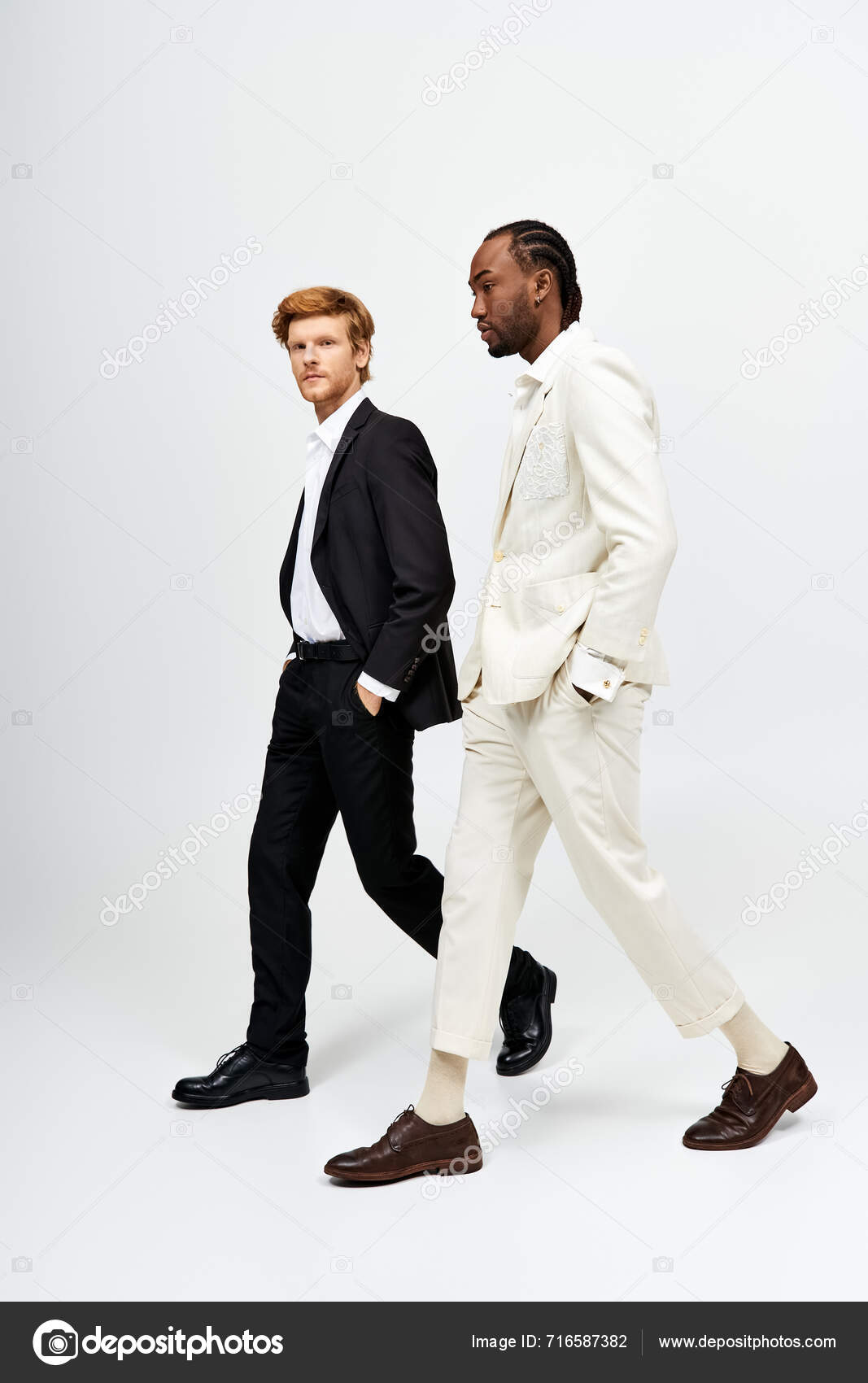 Dos Hombres Multiculturales Guapos Trajes Elegantes Caminando Lado Lado ...
