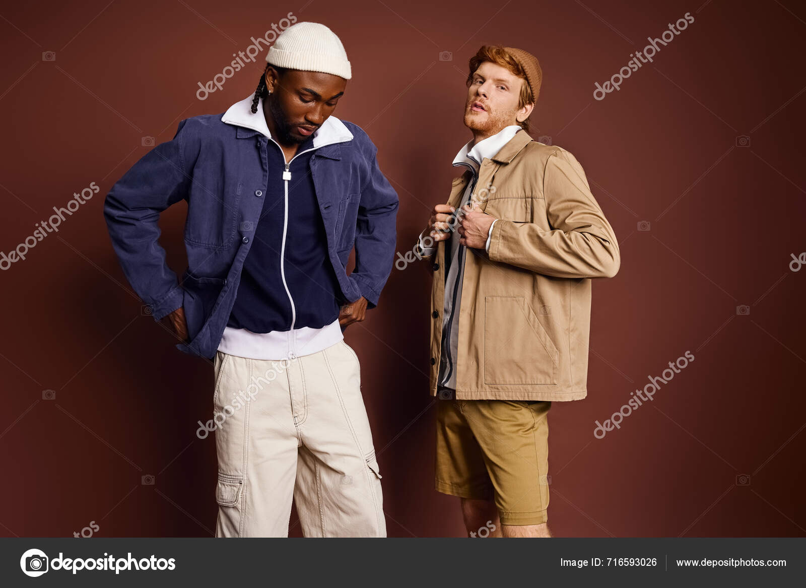 Dos Hombres Elegantes Con Antecedentes Multiculturales Paran Juntos Con ...