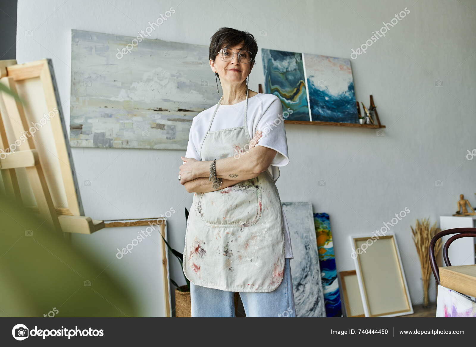 Una Pintora Estudio Disfruta Momento Inspiración Medio Obra — Foto de ...
