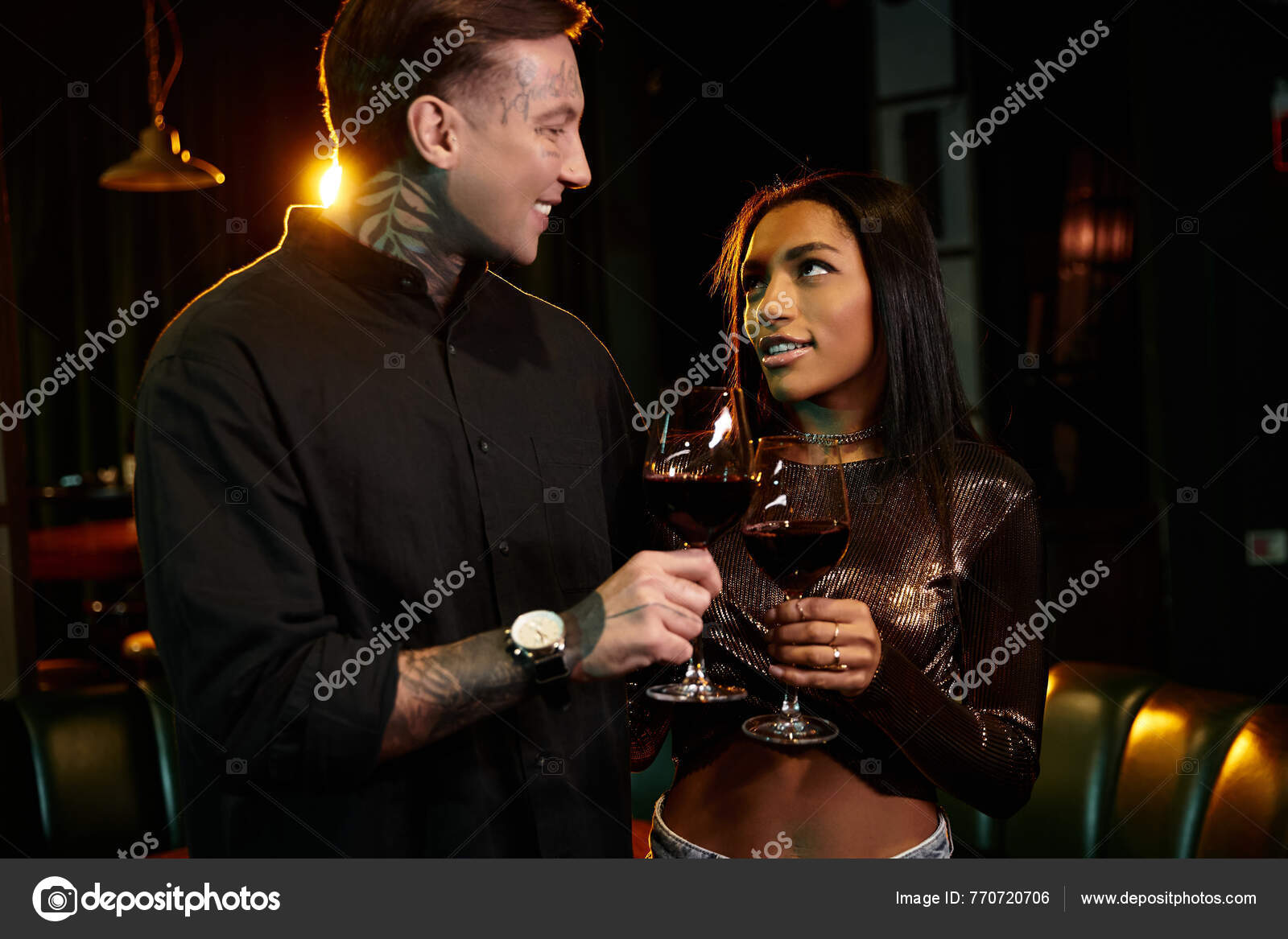 Una Joven Pareja Comparte Risas Bebidas Mientras Disfruta Noche Citas — Foto de stock #770720706 ...