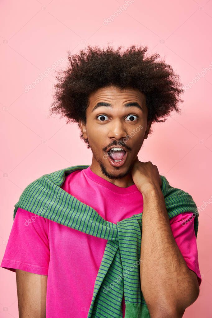 Los colores brillantes y las expresiones alegres resaltan a una persona ...