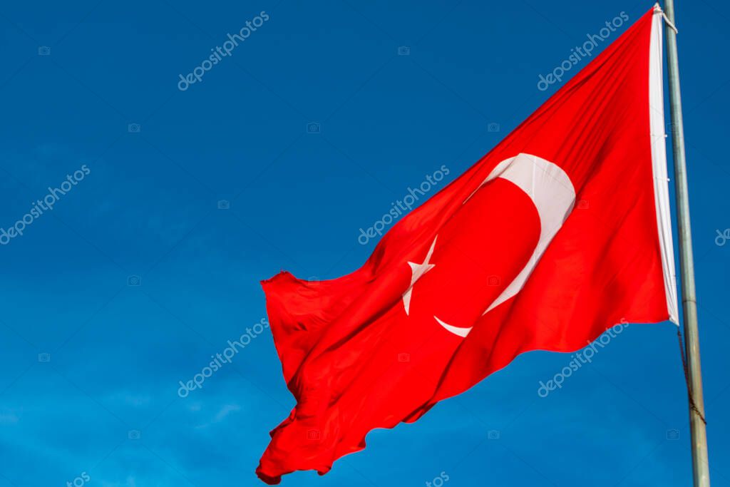 ondeando bandera turca sobre fondo azul del cielo. Fiestas nacionales ...