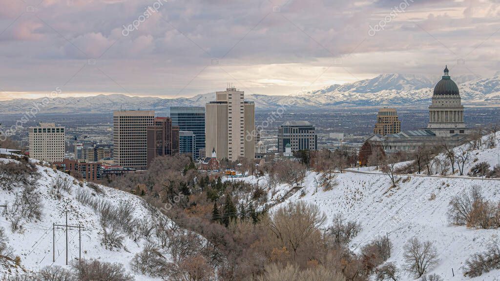 Panorama Nubes hinchadas al atardecer Camino curvo en medio de colinas ...