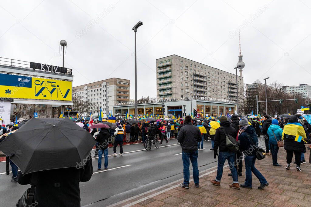 Berl n, Alemania - 24 de febrero de 2023: Manifestaci n en apoyo de Ucrania en el primer ...