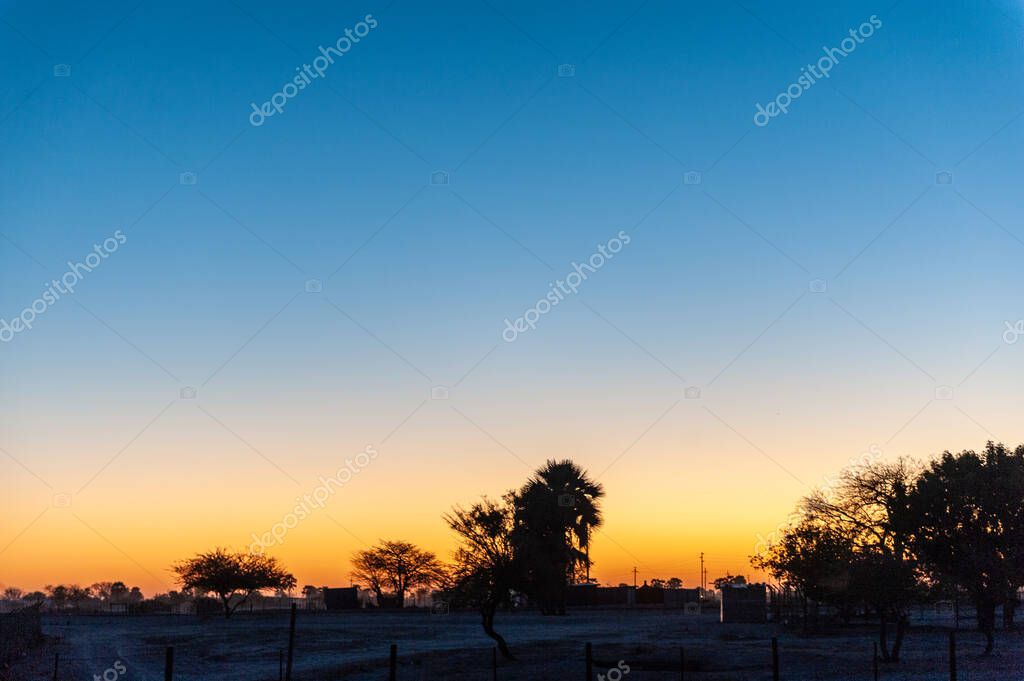 Nakambale, Namibia - 20 de julio de 2019. Puesta de sol en el puesto de ...