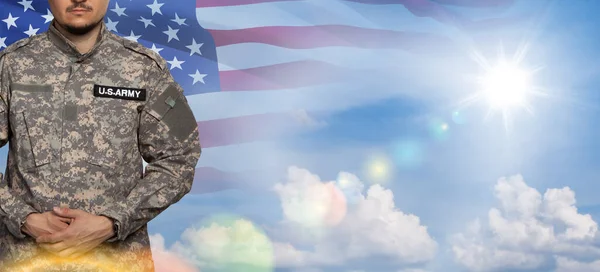 USA soldier in uniform on sunset sky background with USA flag. Memorial ...